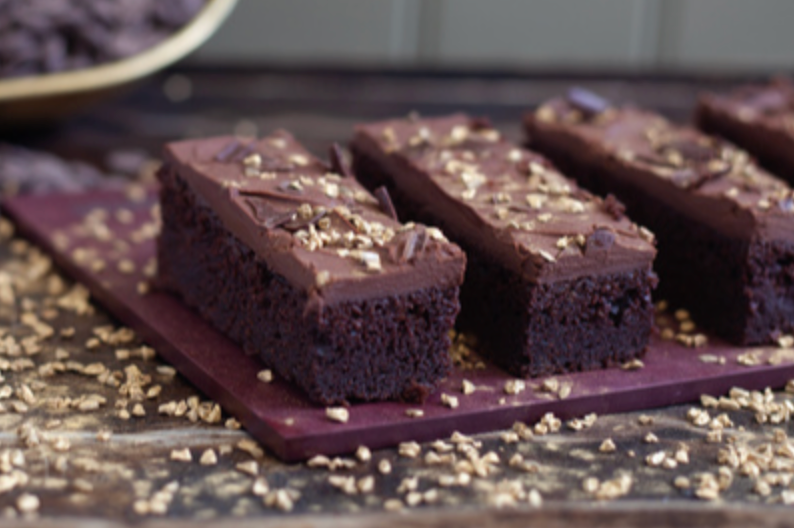 319322 SAV. Cakesmiths Vegan Sir Choc-a-Lot Tray Cake x14 ptns ...
