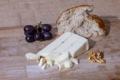Elite. Truffel Ewe Sheep Milk Cheese 800g – FreshFood2u